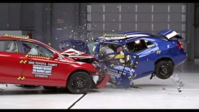 تست تصادف IIHS برای خودرو های Toyota Camry و Toyota Yaris