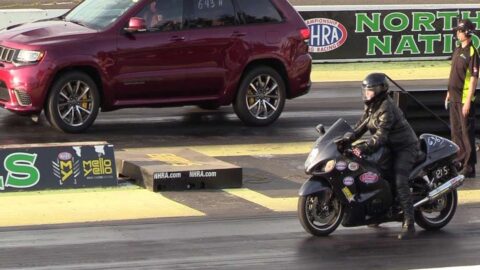 مسابقه تک کورس میان خودرو جیپ Trackhawk در مقابل موتور سوزوکی هایابوسا